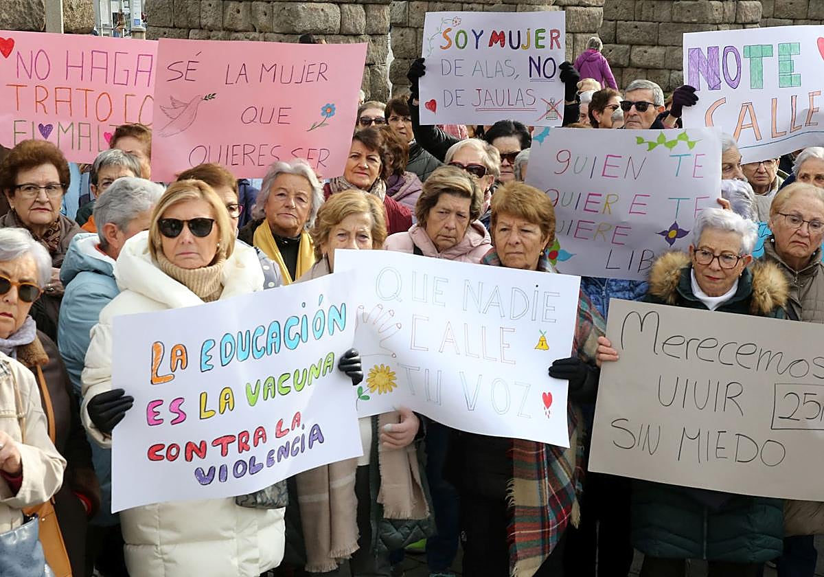 El 25N une a más de 400 mayores en una marcha contra la violencia machista | El Norte de Castilla